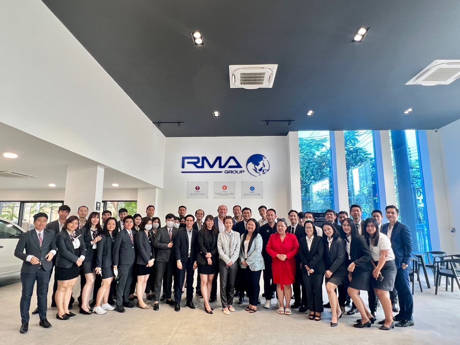 พิธีบวงสรวง พระพรหม เปิดโชว์รูม มิตซู อาร์เอ็มเอ สาขา พระราม3 อย่างเป็น ...